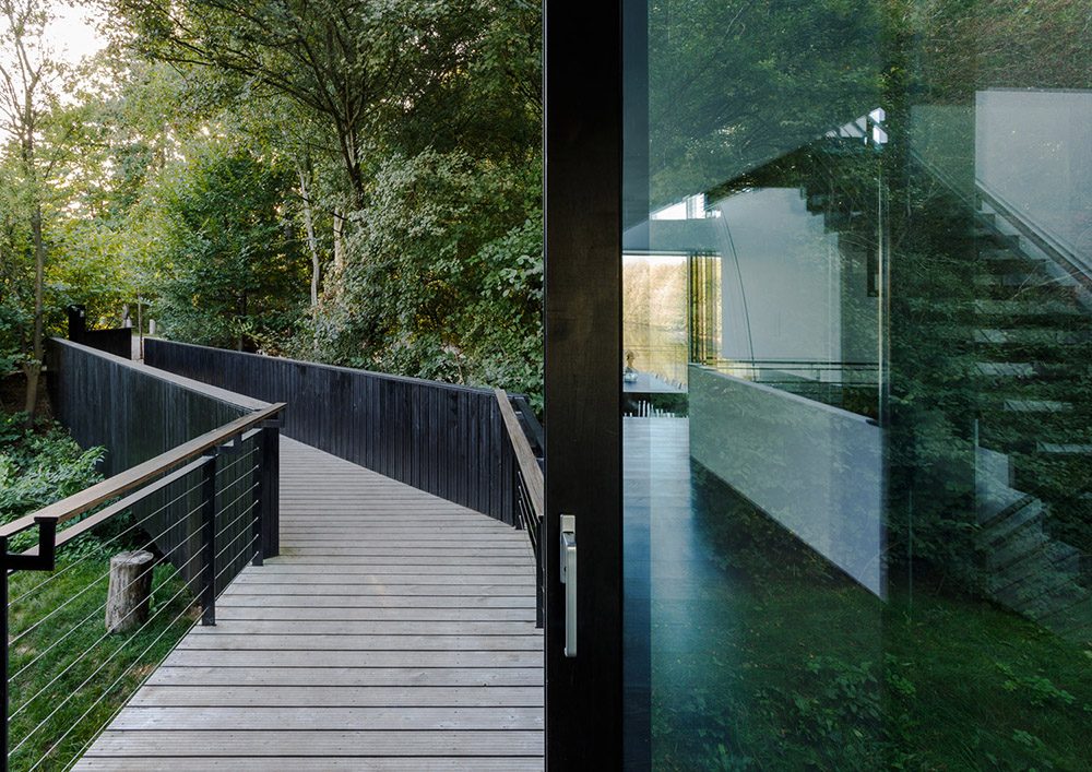 Transparency defines Mecanoo’s Glass Villa on the lake in Cotswolds ...